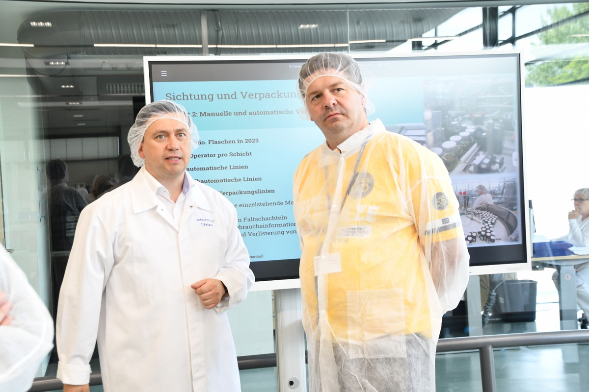 Wirtschaftsminister Sven Schulze bei Octapharma Dessau GmbH